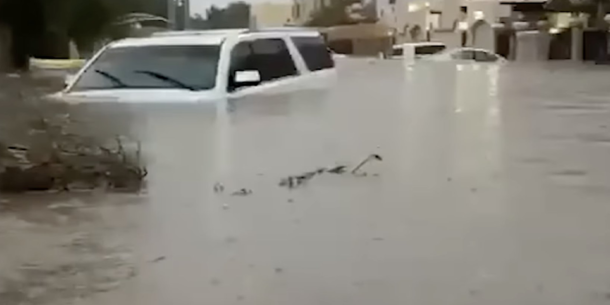 Starkregen sorgt für Sturzflut in Wüstenmetropole :: wetter.at